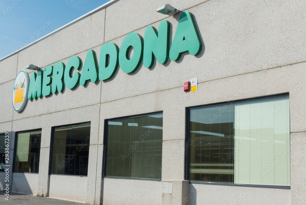 Mercadona logo in supermarket facade Stock Photo | Adobe Stock