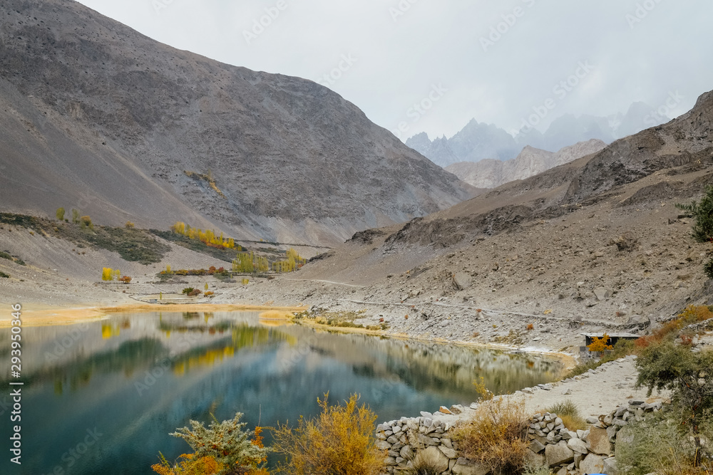 Foto de Beautiful landscape scenery of reflection in water of Borith ...