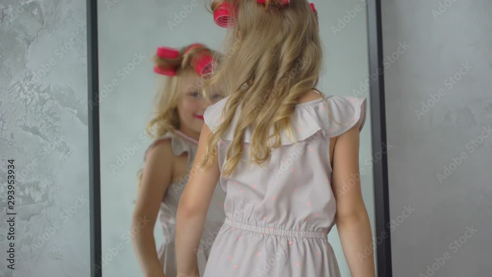 Vídeo do Stock: Cute pretty little girl in dress child fashionista in ... Vídeo do Stock: Cute pretty little girl in dress child fashionista in ...