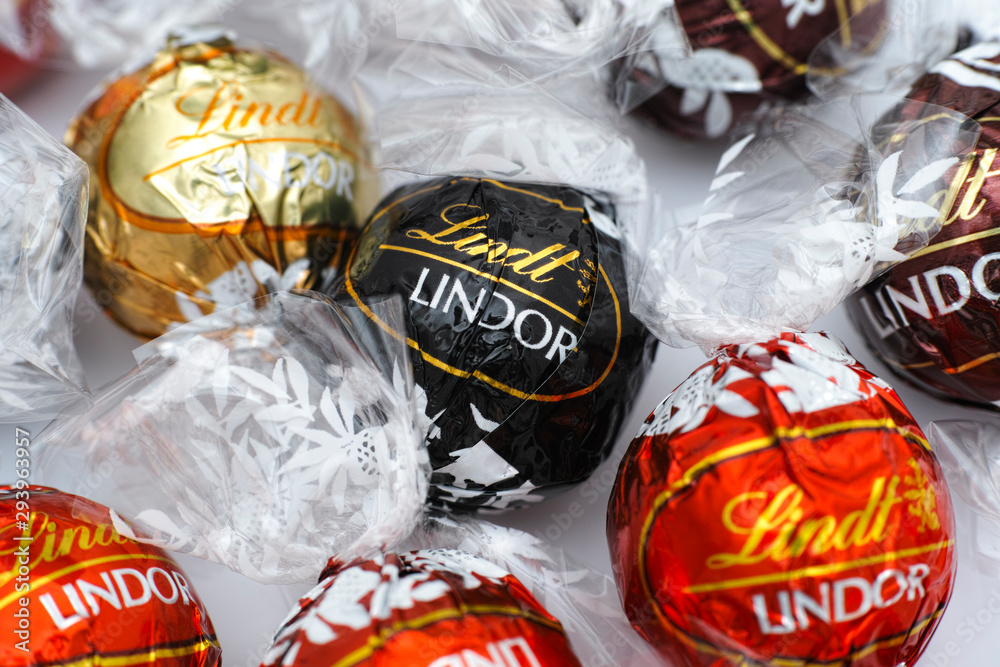 Tambov, Russian Federation - March 08, 2015: Lindt Lindor chocolate ...