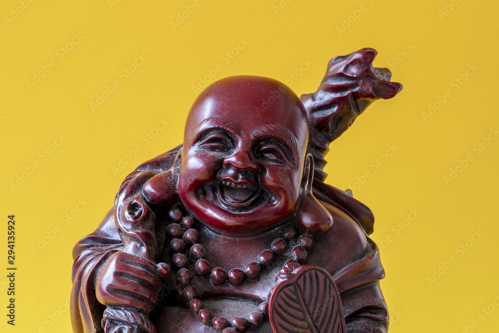 Statuette en résine d'un bouddha qui rit sur fond jaune foto de Stock ...