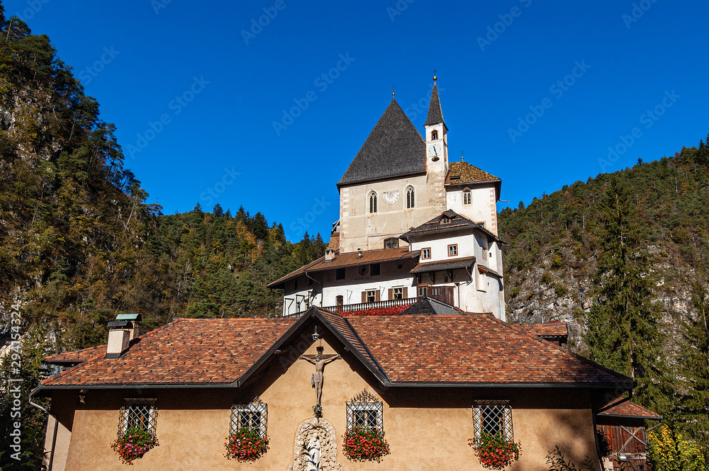 Stockfoto Santuario di San Romedio (1000-1918). Shrine dedicated to the ...