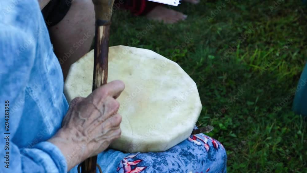 Vidéo Stock Sacred drums at spiritual singing group. An older and ...