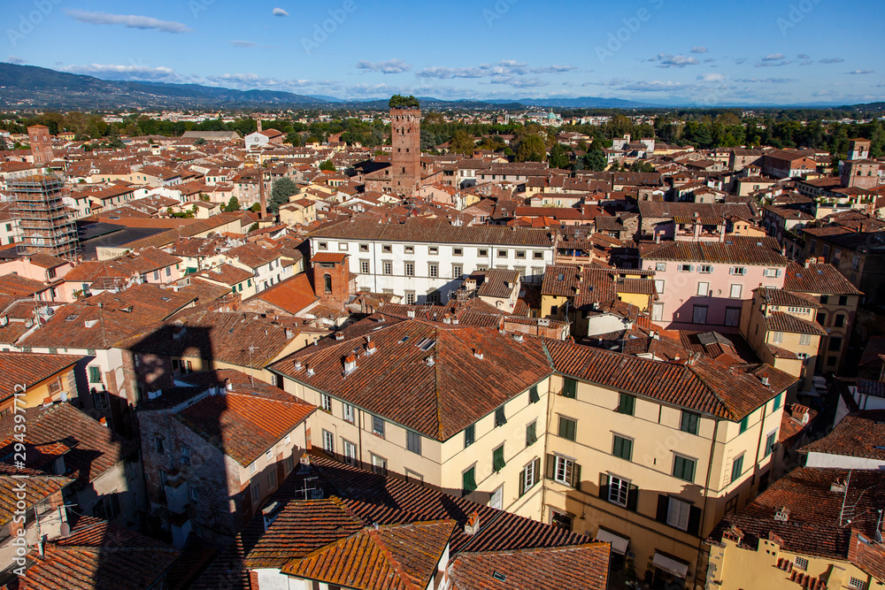 Panorama di Lucca dall'alto, con la Torre Guinigi e i suoi alberi Stock ...