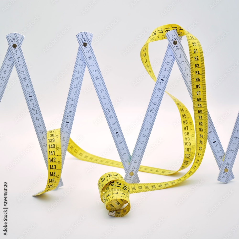 Diferentes metros de medir puestos de varias maneras Stock Photo ...