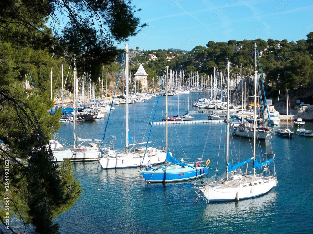 Calanques de Marseille et de Cassis, voiliers dans la calanque de Port ...