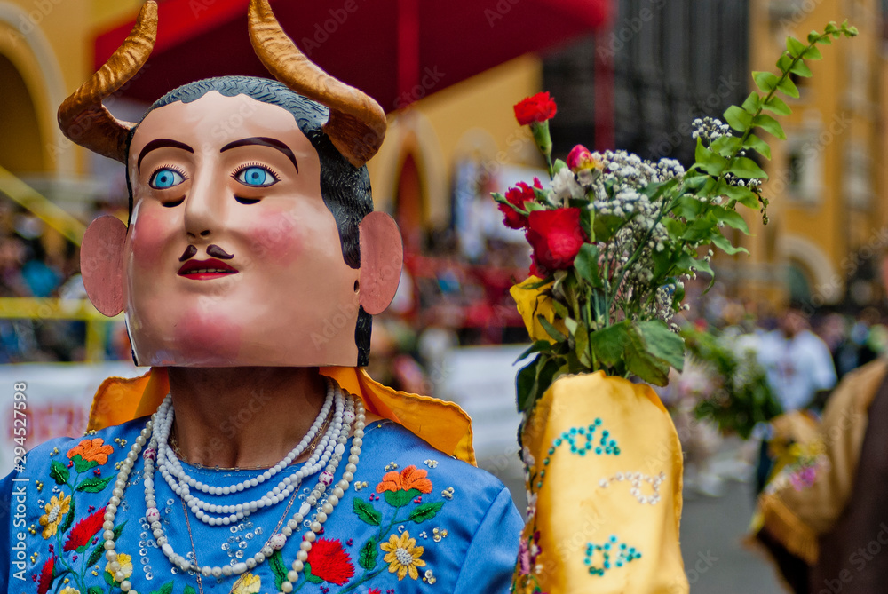 Dancer with traditional dance mask from Peru in pasacalle in Lima. foto ...