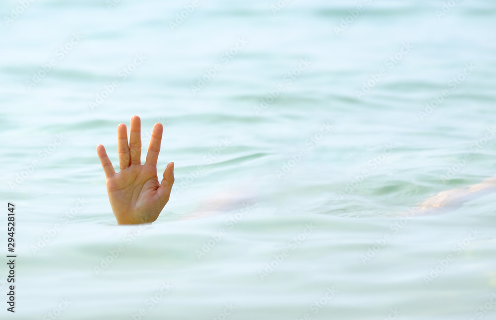 The man's hand drowned, he lifted his hand and asked for help from ...