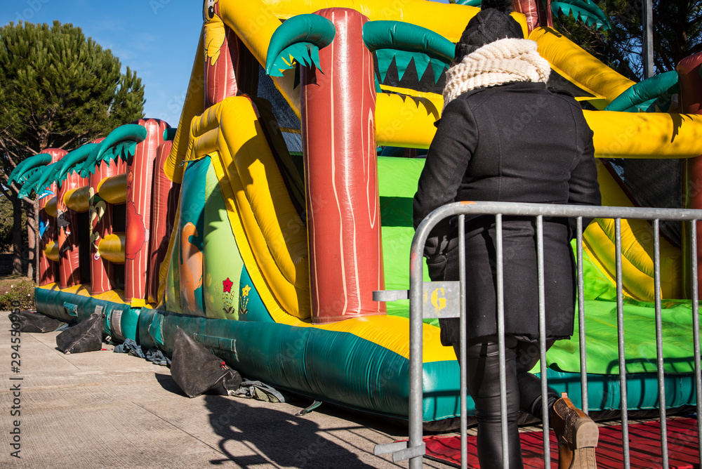 une structure gonflable pour jouer. Un espace de jeu gonflable pour les ...