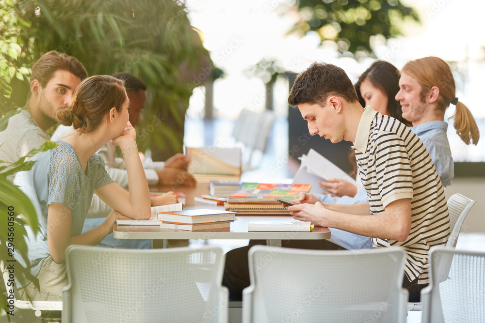 Studenten lernen in Gruppenarbeit Stock Photo | Adobe Stock