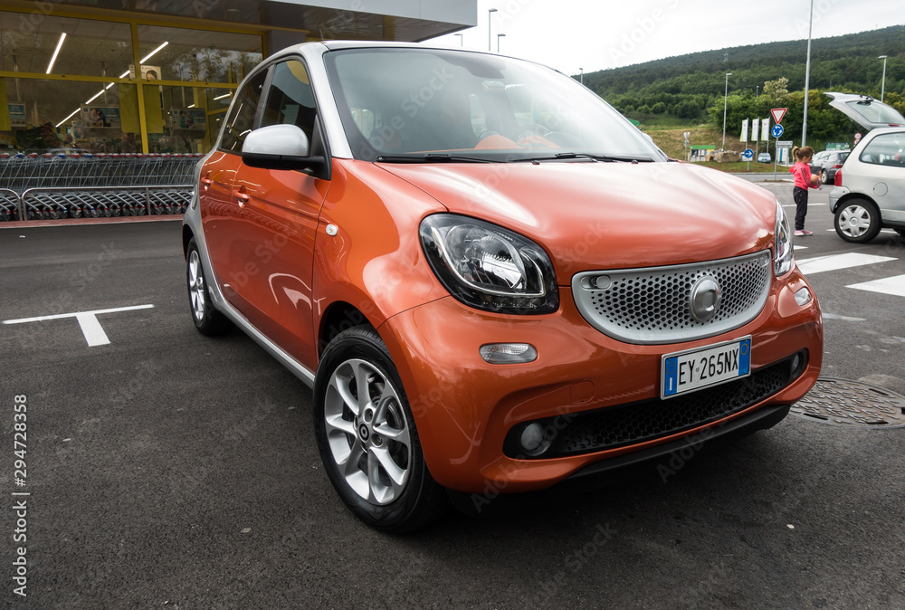 Foto de Kozina, Slovenia - May 24, 2017 : The Smart Forfour is a ...