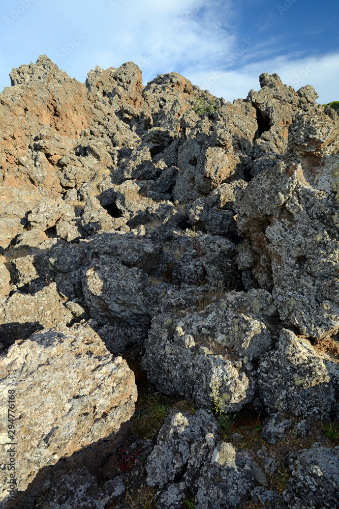 erstarrte Lava / vulkanisches Gestein auf der griechischen Halbinsel ...