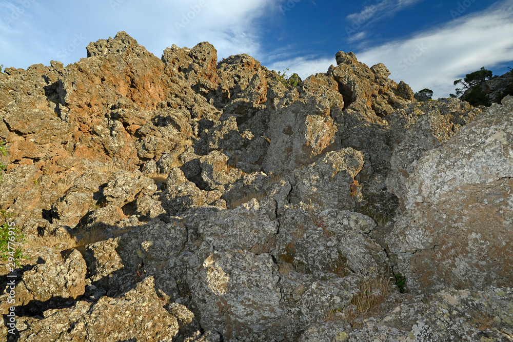 erstarrte Lava / vulkanisches Gestein auf der griechischen Halbinsel ...