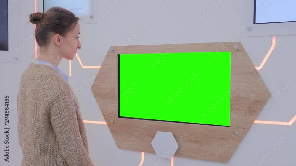 Vidéo Stock Woman looking at blank digital interactive green display ...