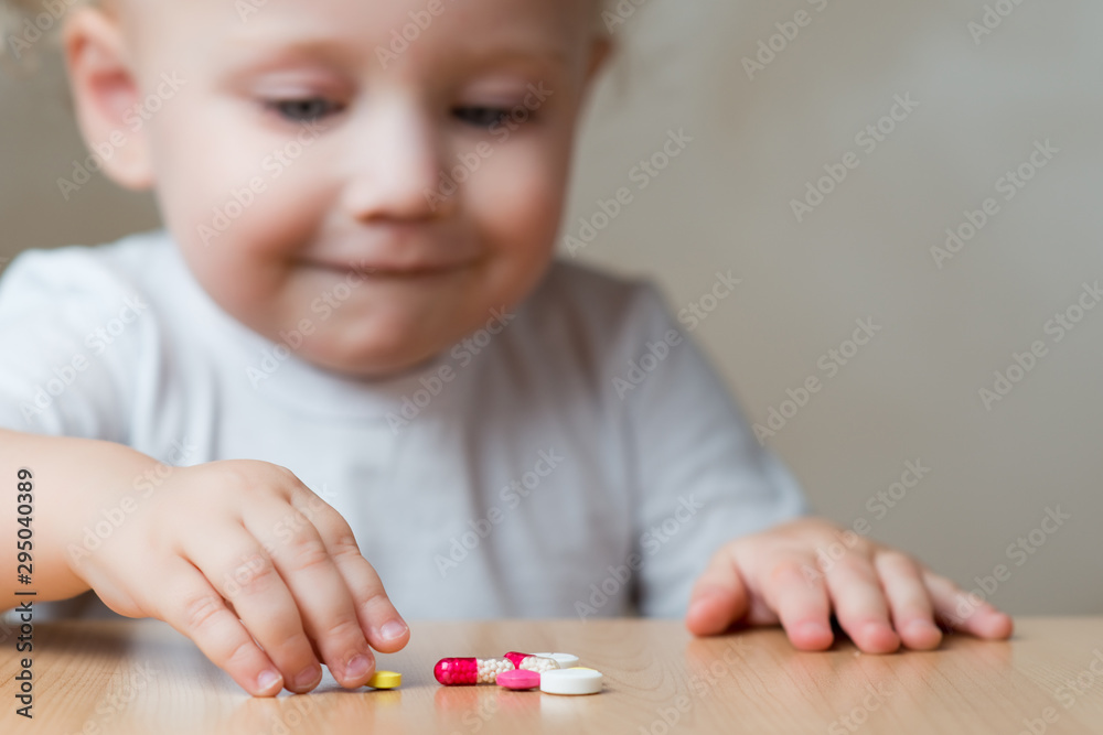 baby girl and pills left by adults, close up Stock 写真 | Adobe Stock