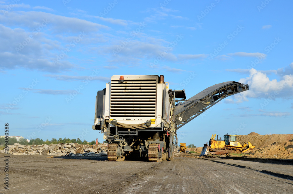 Foto Stock Cold milling machines are used for the quick, highly ...