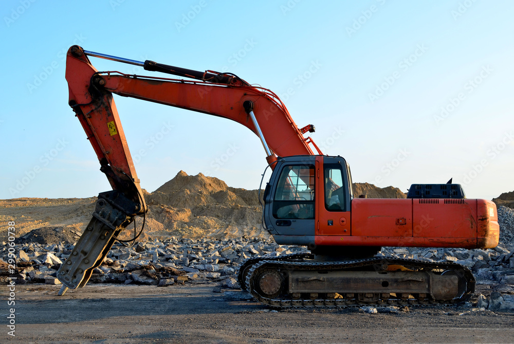 Crawler excavator with hydraulic hammer for the destruction of concrete ...