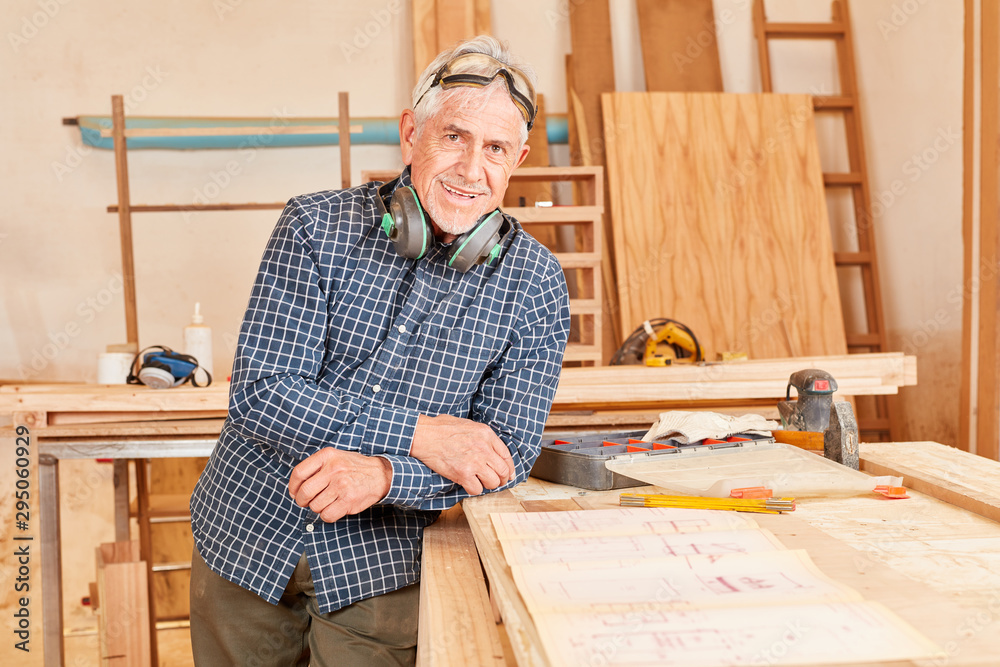 Älterer Mann als Handwerker mit Kompetenz Stock Photo | Adobe Stock