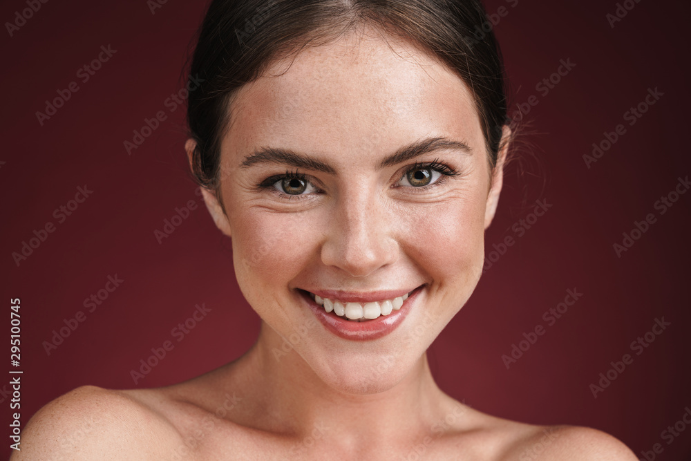 Foto de Image of lovely shirtless woman with clean fresh face smiling ...