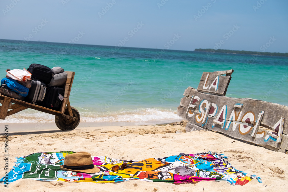 Foto de Pareo de playa colorido y un sombrero sobre la playa junto al ...