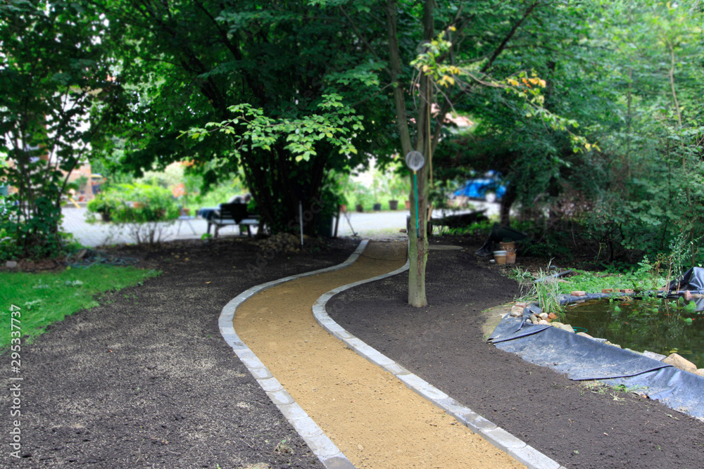 Gartenweg Weg im Garten errichten bauen mit Randsteinen und Sand als ...