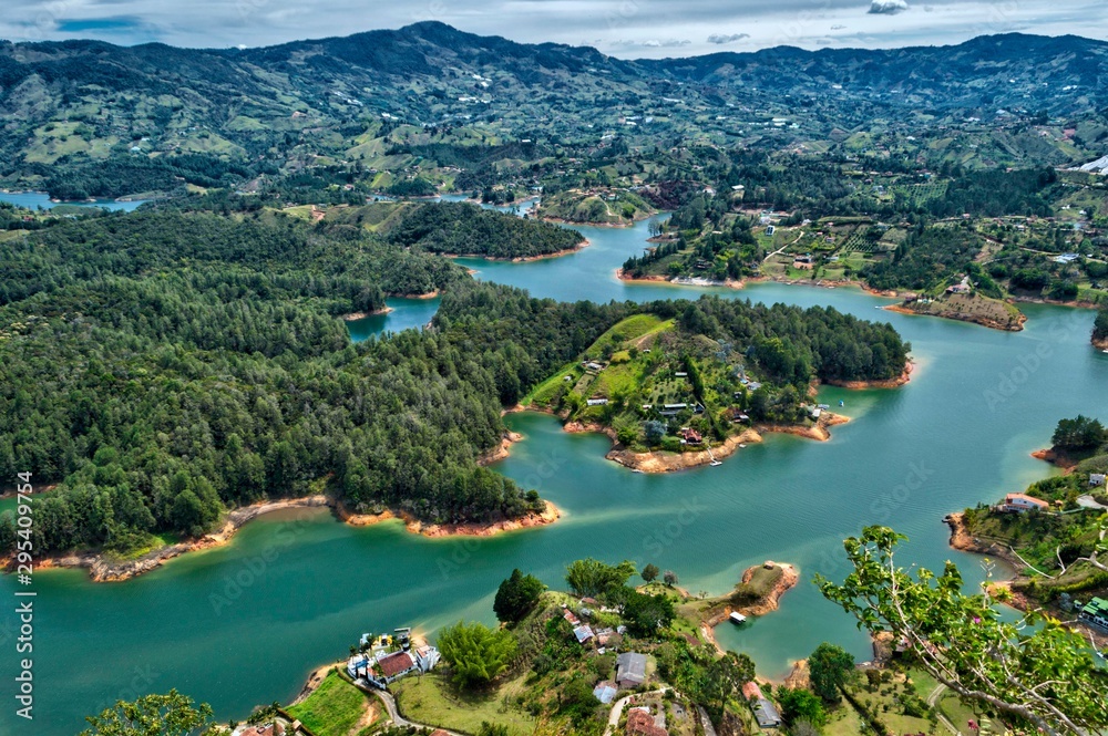 Vista panorámica desde la roca de Guatapé en Medellín, Colombia. Vista ...