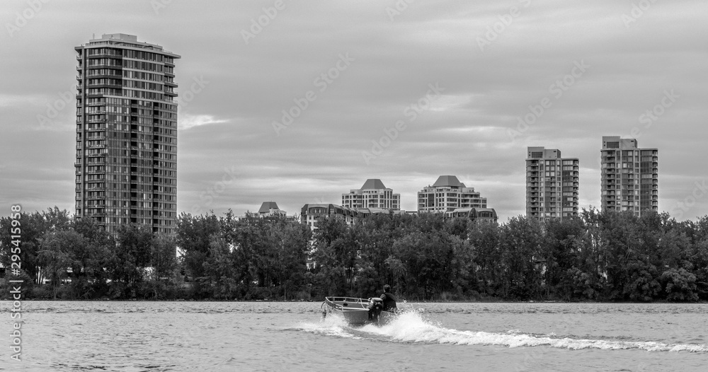 Bateau qui va aller pêcher sur le fleuve du Saint-Laurent ภาพถ่ายสต็อก ...