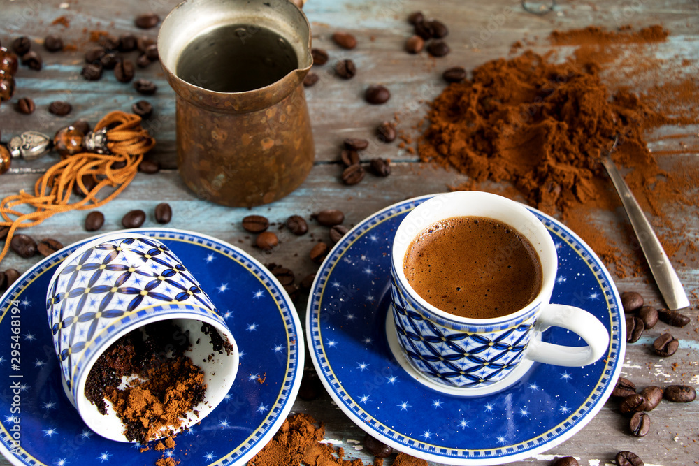 griechischer mokka mit Kaffeesatz zum zukunft deuten Stock Photo ...