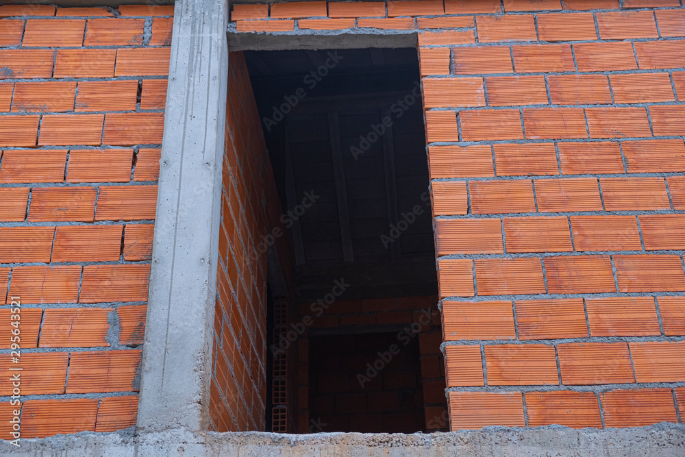 Vano de una puerta en pared de ladrillo y cemento de una casa recién ...