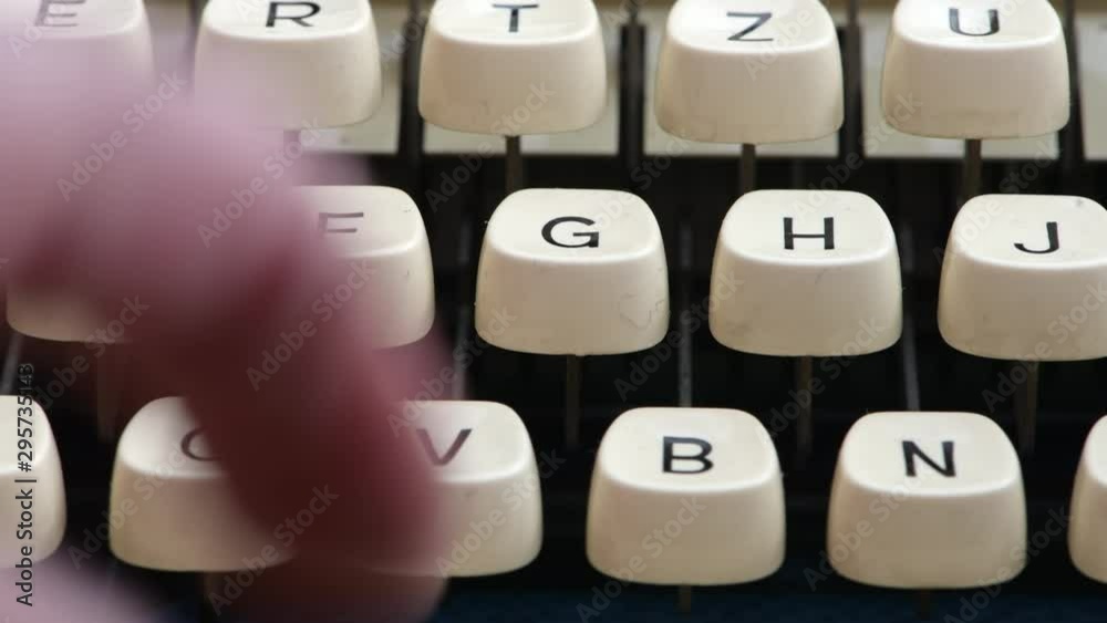 Vidéo Stock Close up of a 1950's era German typewriter keyboard. Keys ...