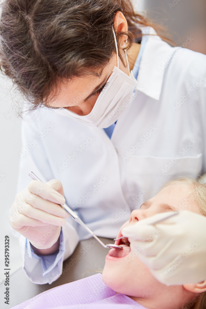 Zahnärztin bei einer Vorsorge Untersuchung Stock Photo | Adobe Stock