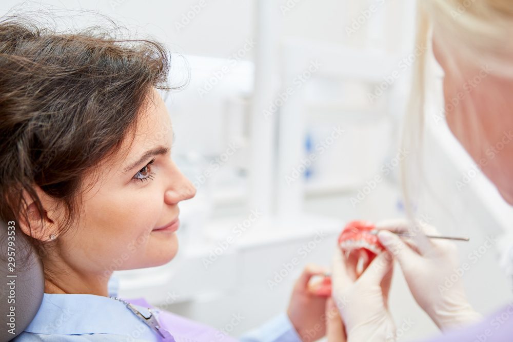 Zahnärztin zeigt Patientin ein Gebiss Modell Stock Photo | Adobe Stock