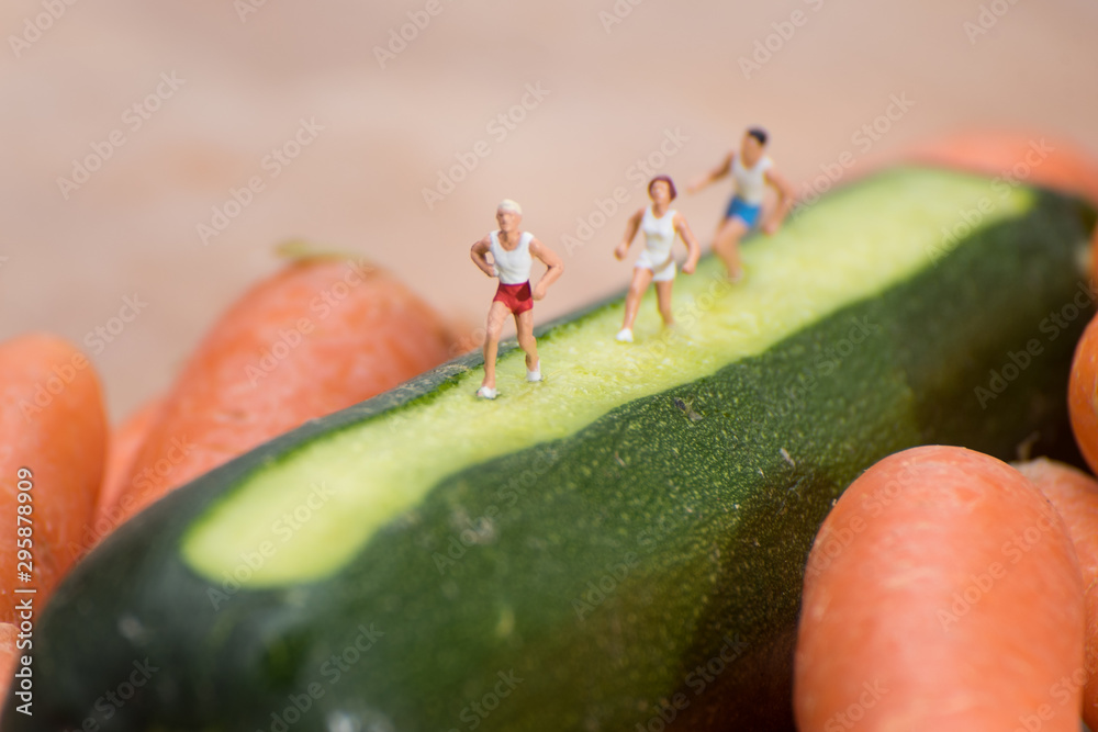 Fotka „Des sportifs sur un légume. Manger sain. Faire du sport et ...