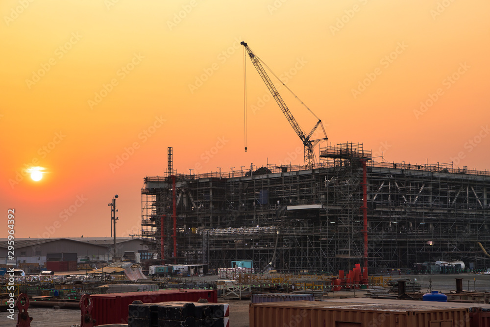 Foto de Offshore oil rig platform during construction site in the ...