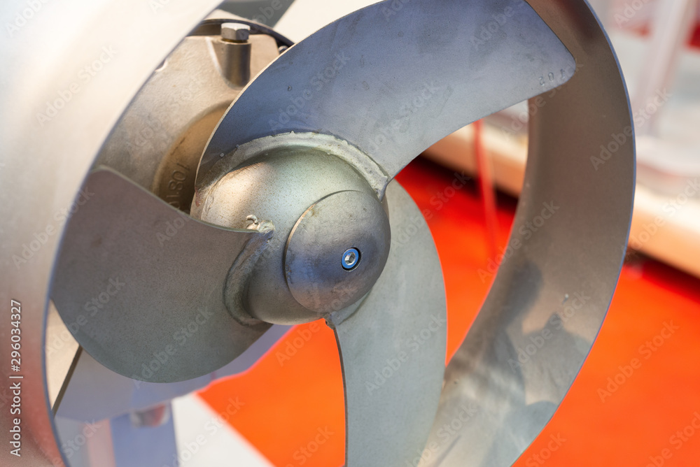 Foto de Small ship screw. Traction engine of sea and river ships do ...