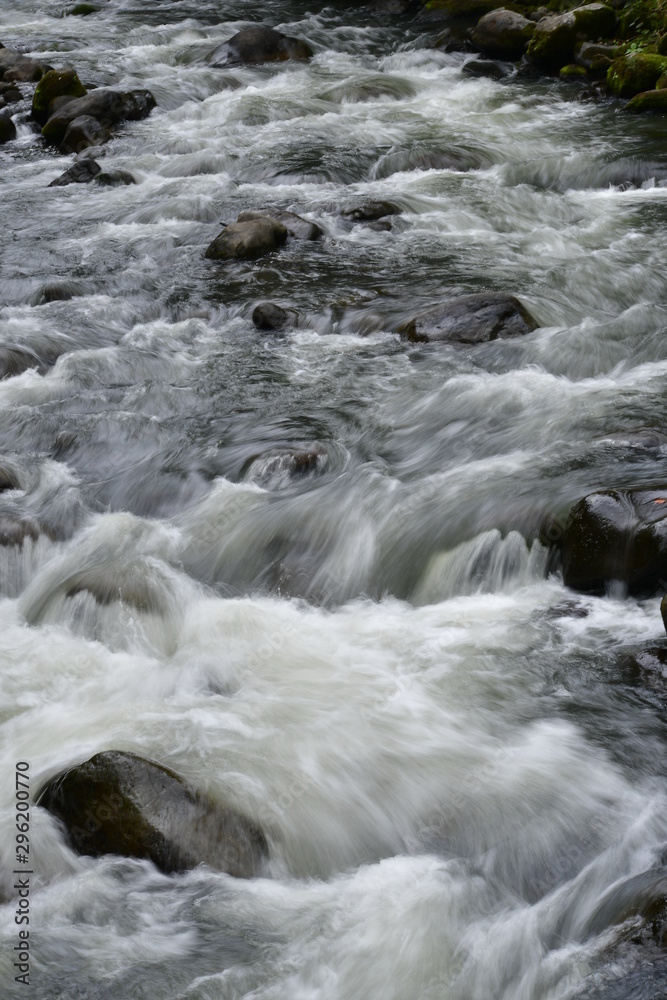 Río rocas caudal espuma velocidad Stock-Foto | Adobe Stock