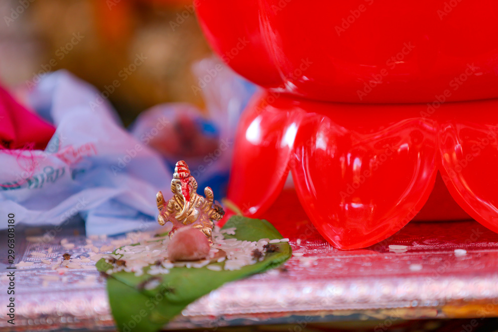 A couple doing havan or puja at home as per hindu tradition Stock Photo ...