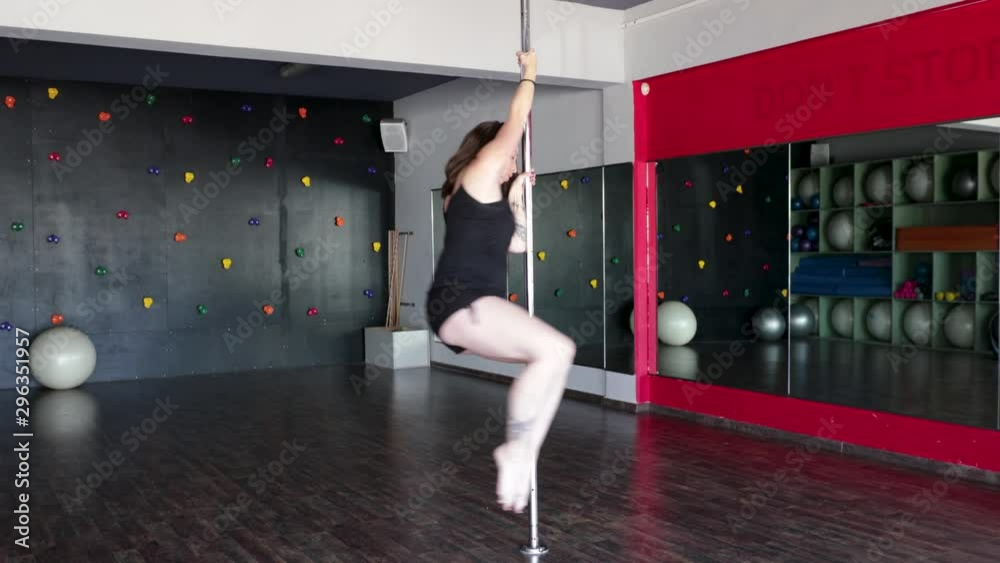 Vidéo Stock Pole dance practice, by a pregnant woman, in front of a ...