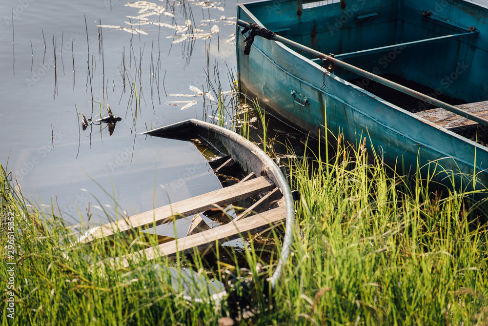 Des barques immergées. Des barques dans l'eau. Une barque coule. Des ...