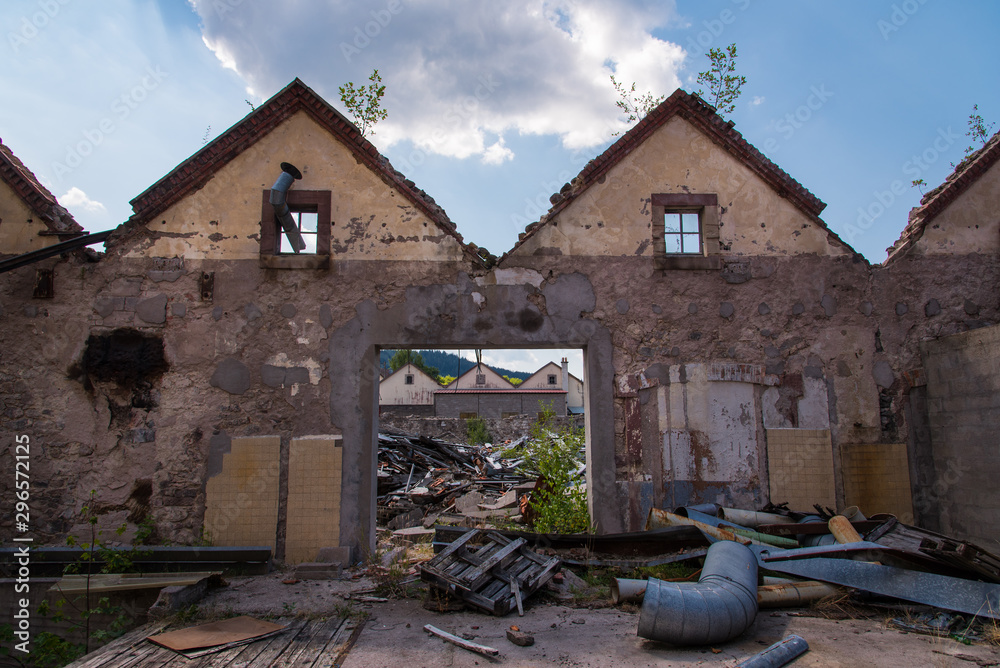 Une usine abandonnée. Un bâtiment détruit. La destruction d'un ancien ...