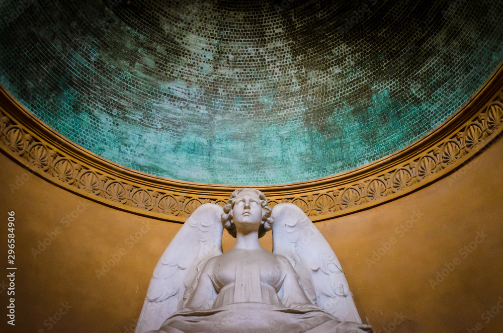 La statua di un angelo in una cappella dal soffitto verde del cimitero ...