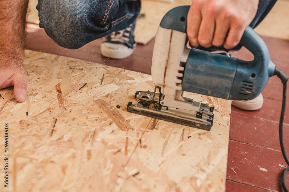 Master carpenter finishes the interior with OSB slabs - frame house ...