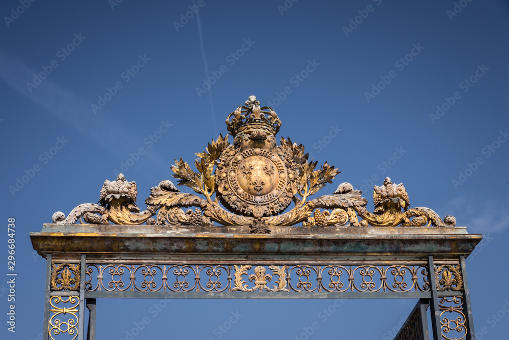 Foto de Le fronton du portail doré du château de Versailles. Détails du ...