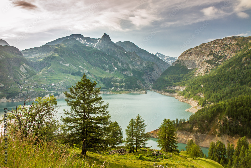 Beautiful panoramic view of Lac du Chevril (Chevril lake) at dawn ...