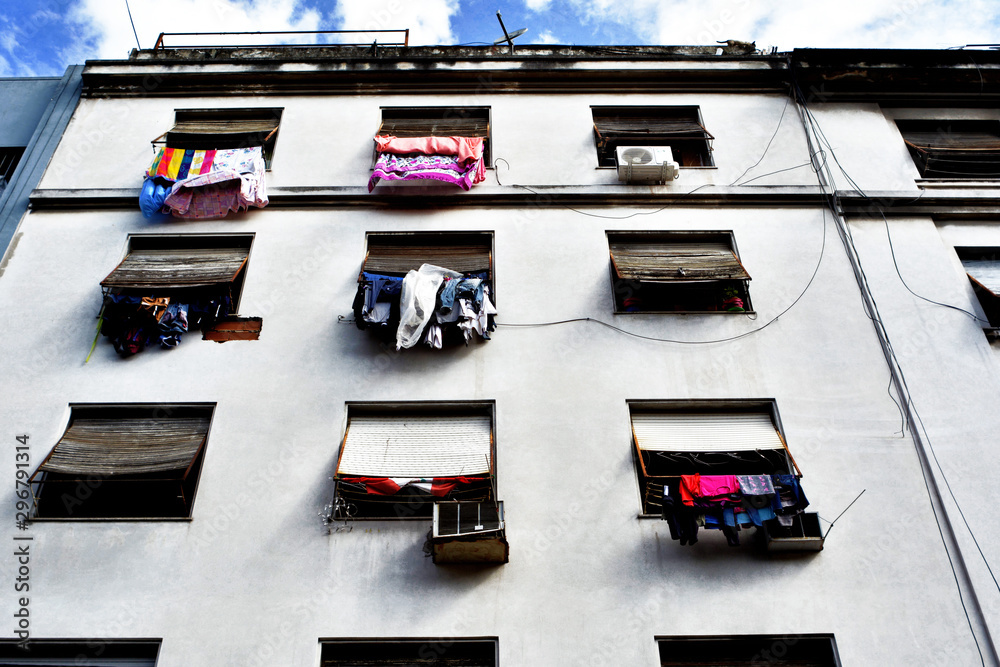 Ropa tendida en ventanas de edificio Stock Photo | Adobe Stock
