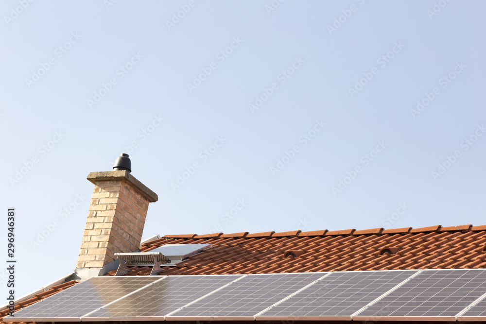 Solarzellen auf dem dach mit Schornstein Stock Photo | Adobe Stock