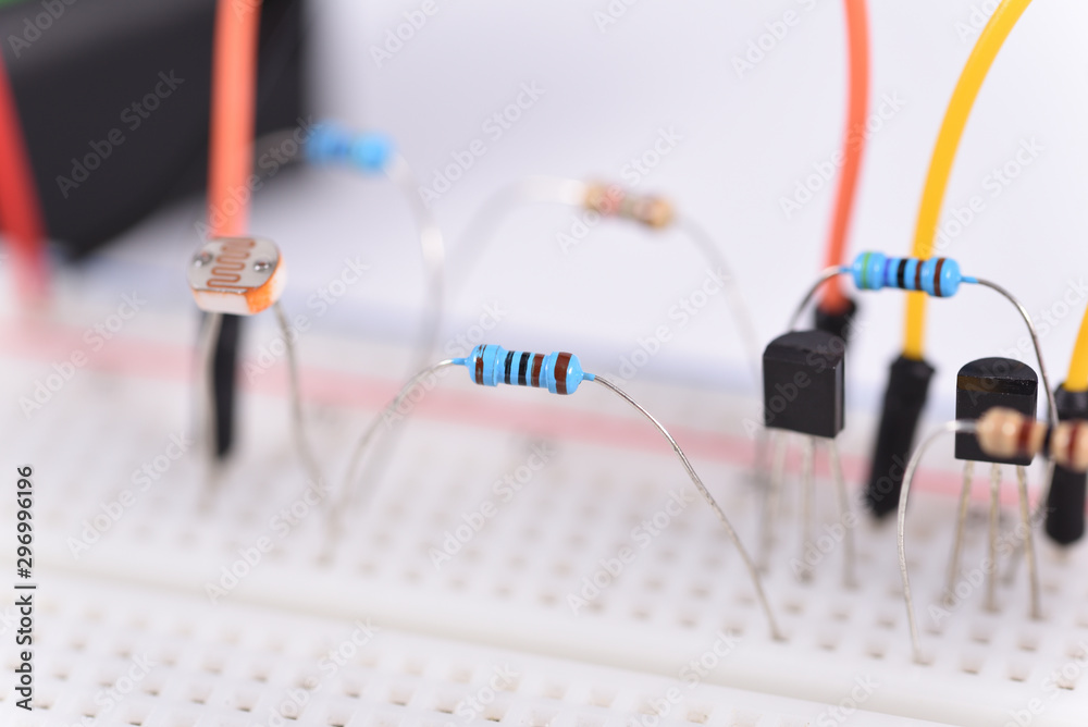 Foto Stock Electrical circuit assembled on breadboard. Breadboard ...