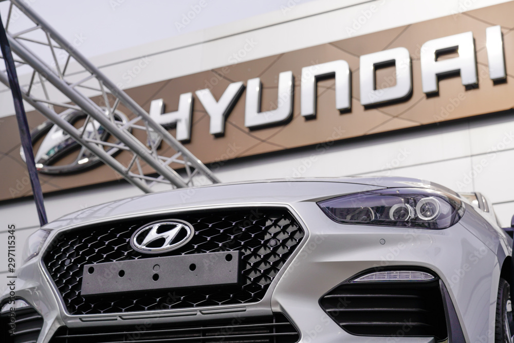 Hyundai logo sign i30 on front grill of grey new car vehicle Stock ...