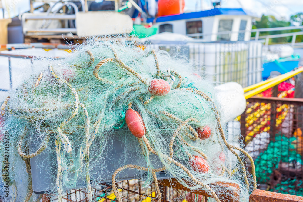 Fischernetze an einem Fischkutter bzw Fischerboot im Hafen Überfischung ...