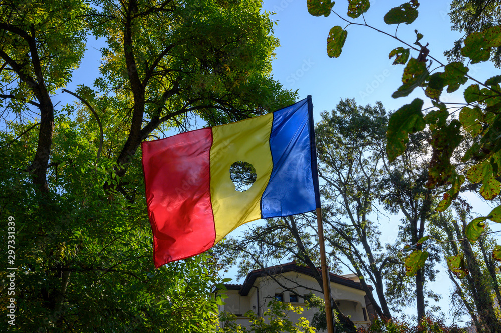 Drapeau révolutionnaire roumain Stock Photo | Adobe Stock